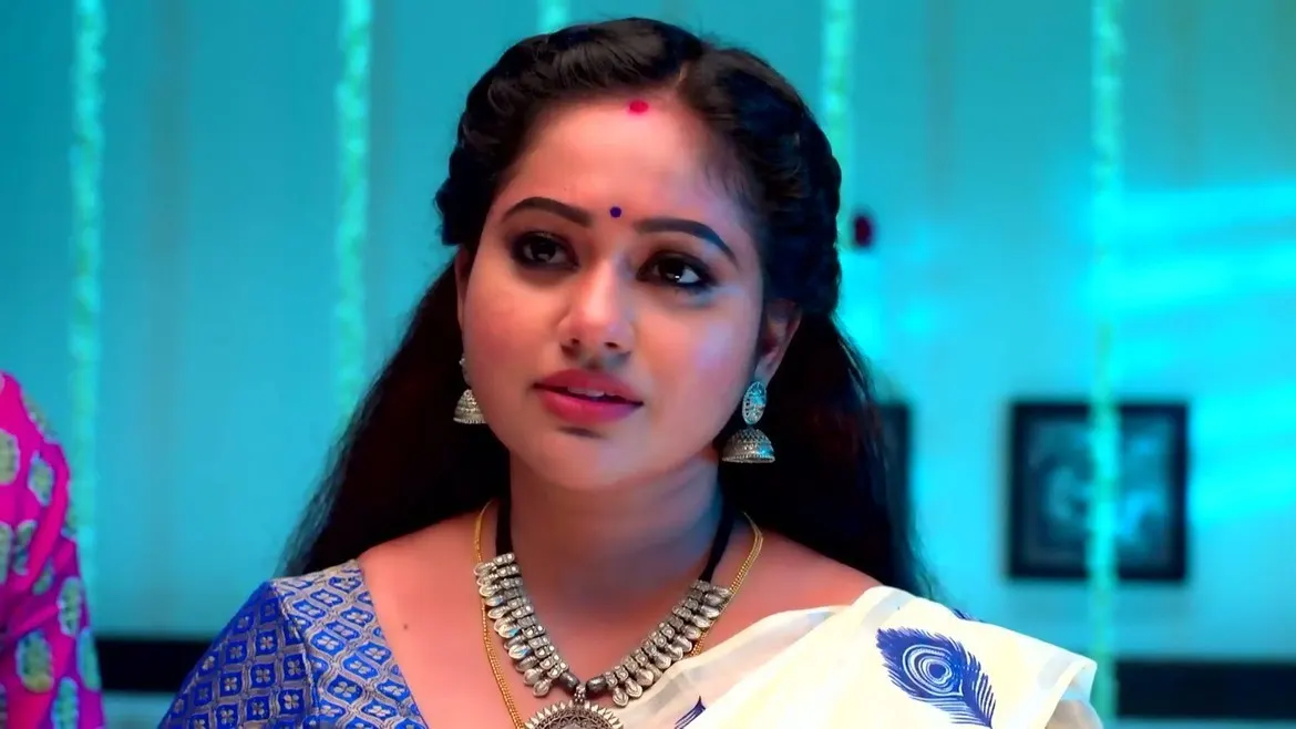 Watch Padmavathyamma Dresses Up Jyothirmayi | Mrs. Hitler Mrs. Hitler ...