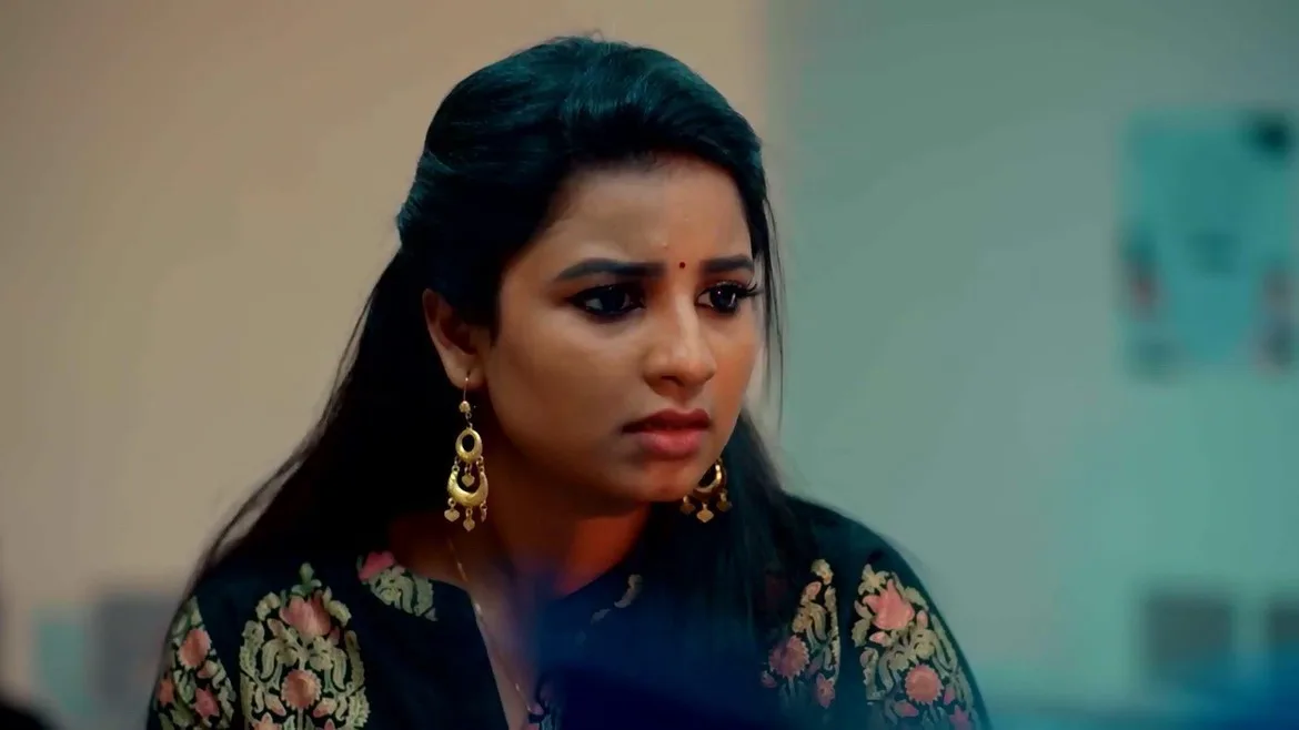 Watch Swathi Visits Lakshmi | Mizhirandilum Mizhirandilum TV Serial ...