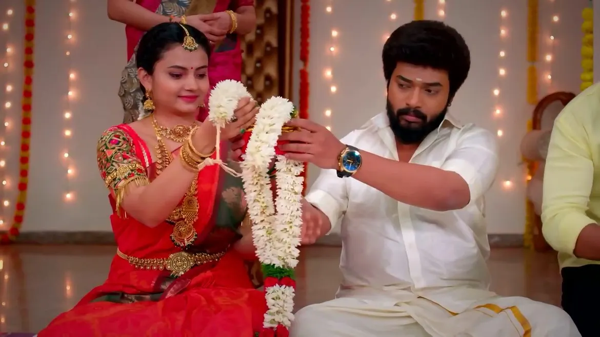 Watch Nakshatra's Arrival Irritates Aishwarya | Karthigai Deepam ...