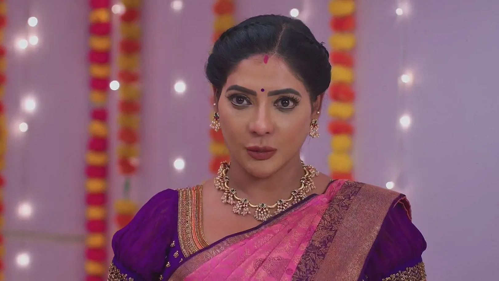 Watch Karthigai Deepam Latest Episodes Online Exclusively on ZEE5