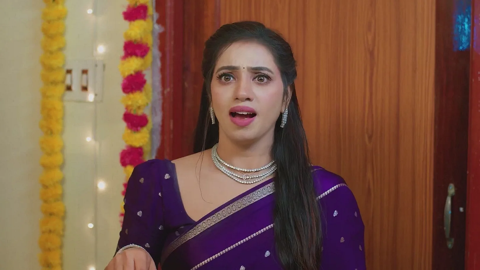Watch Karthigai Deepam Latest Episodes Online Exclusively on ZEE5