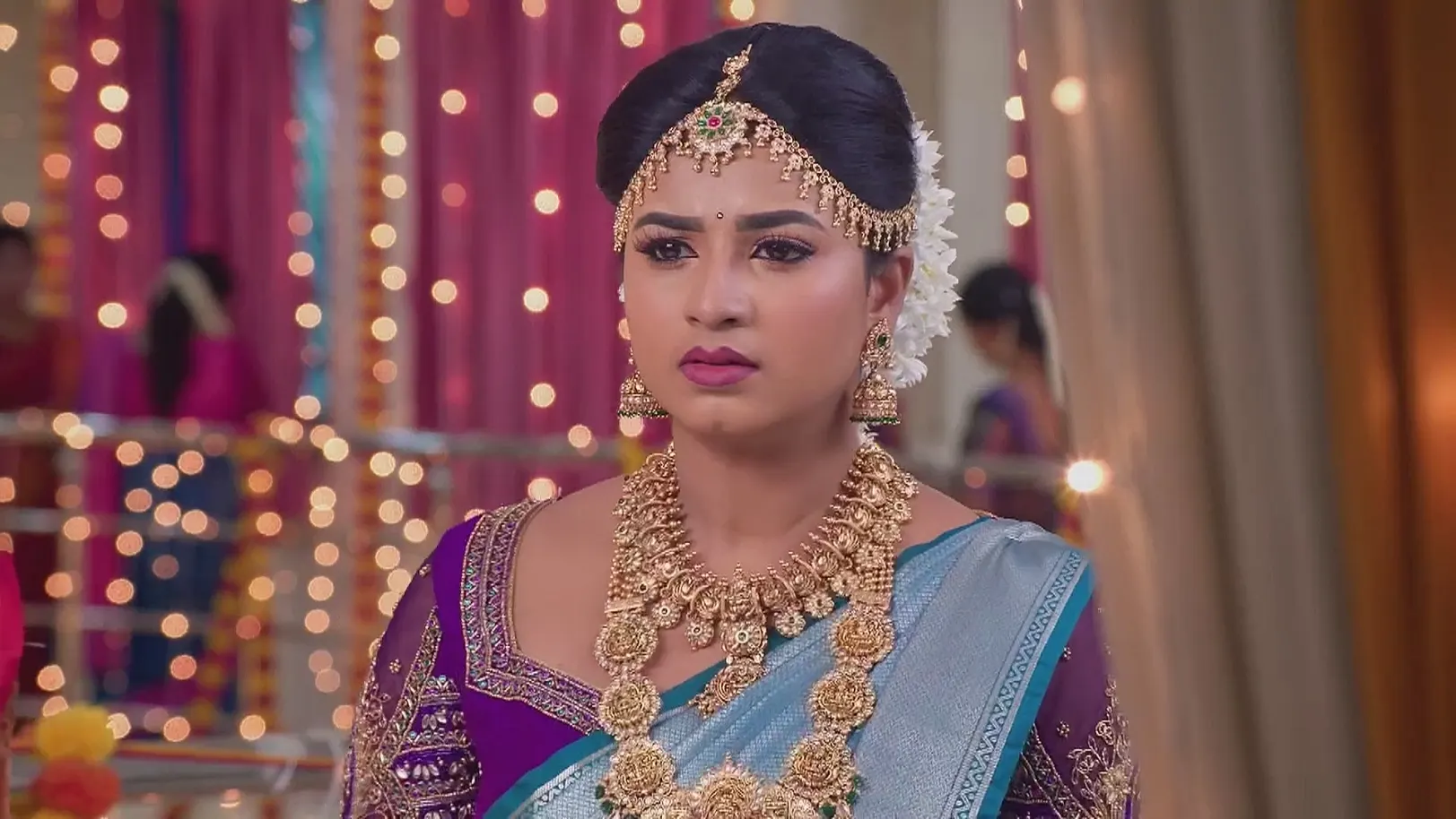 Watch Karthigai Deepam Latest Episodes Online Exclusively on ZEE5