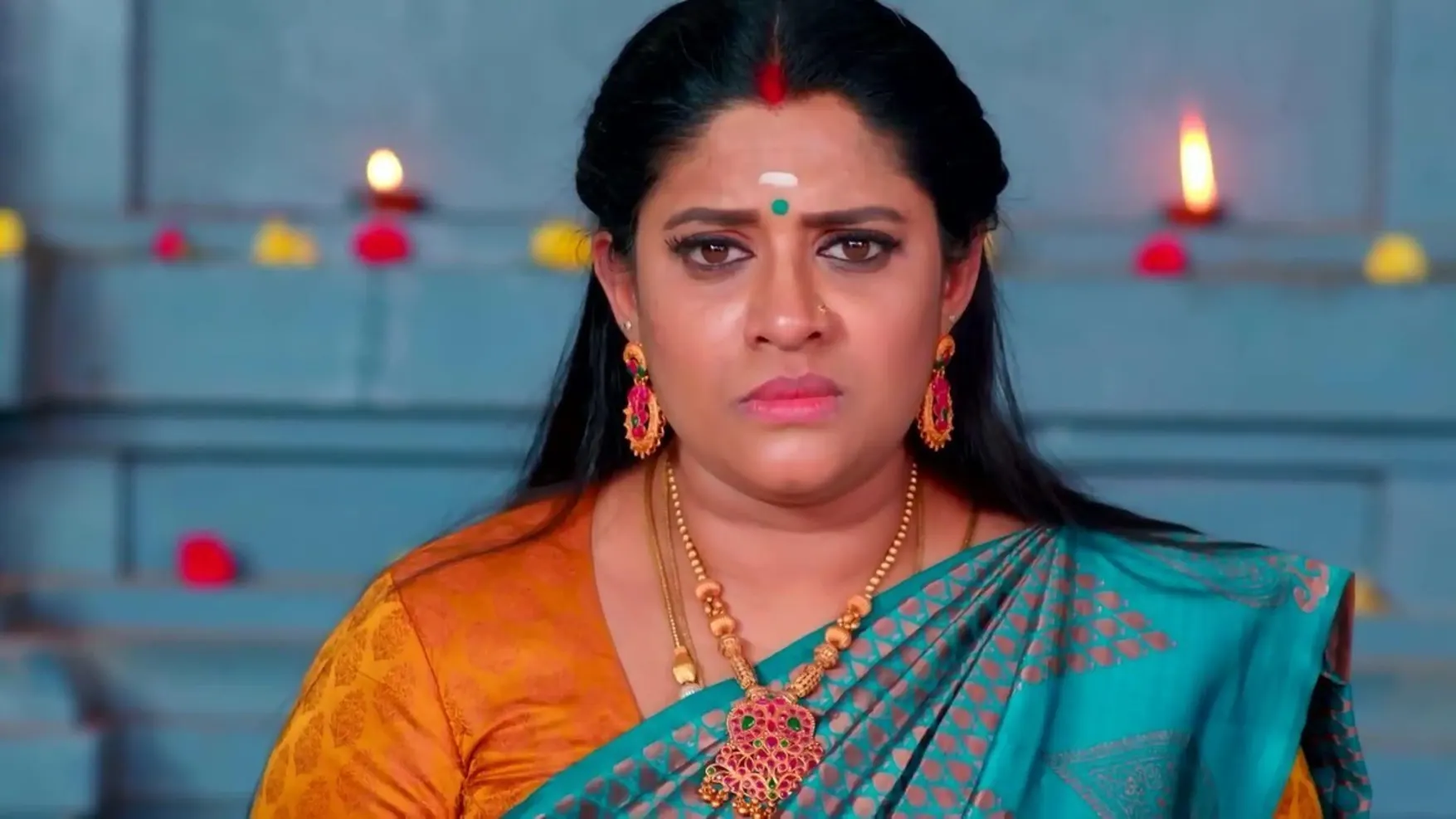 Watch Deepa Rescues Abhirami | Karthigai Deepam Karthigai Deepam TV ...