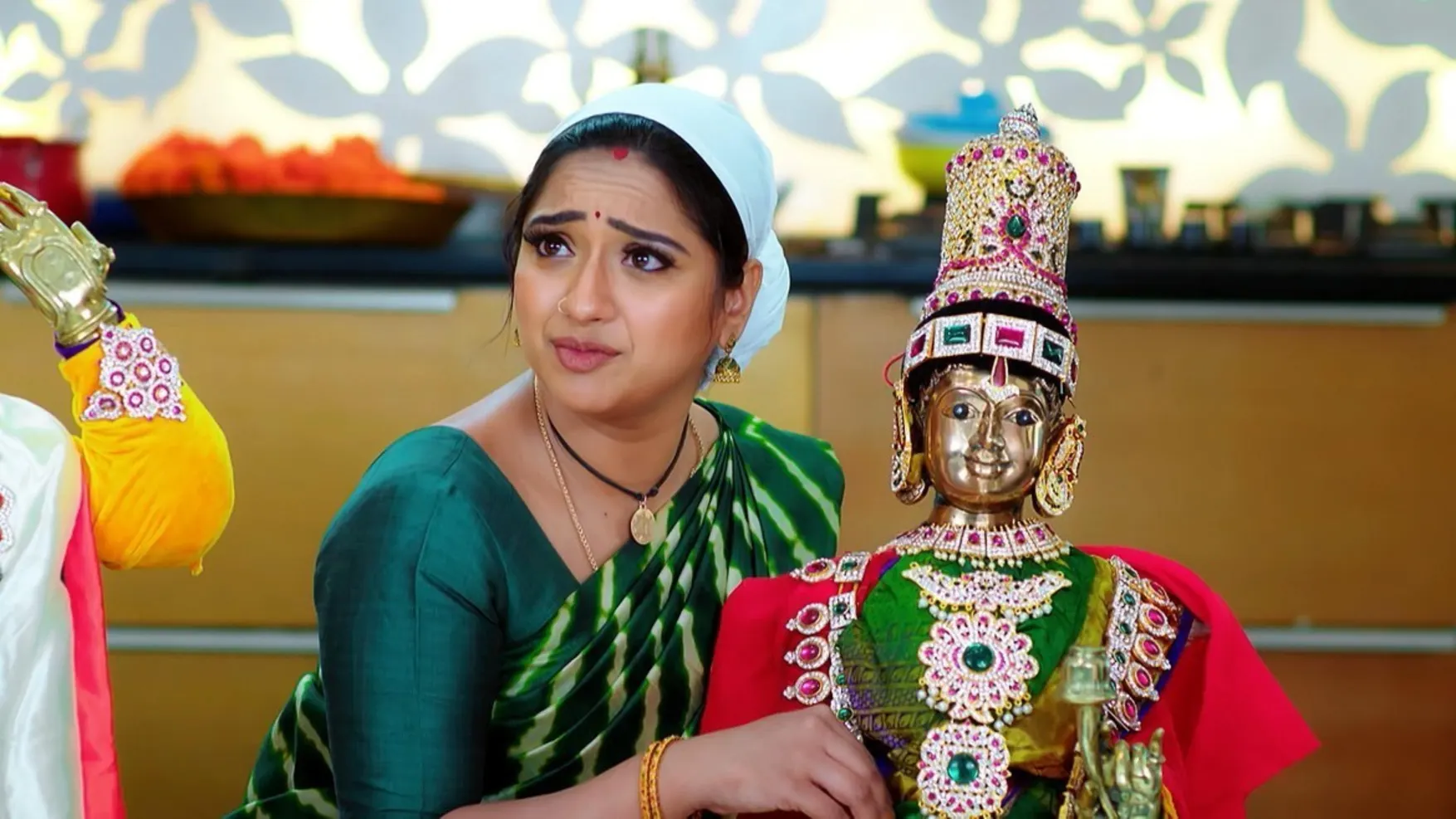 Watch Trinayani TV Serial 6th May 2023 Full Episode 716 Online on ZEE5